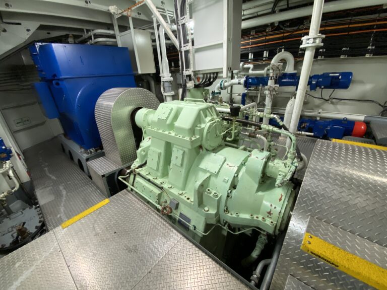 How Does A Marine Gearbox Work? - Maritime Page